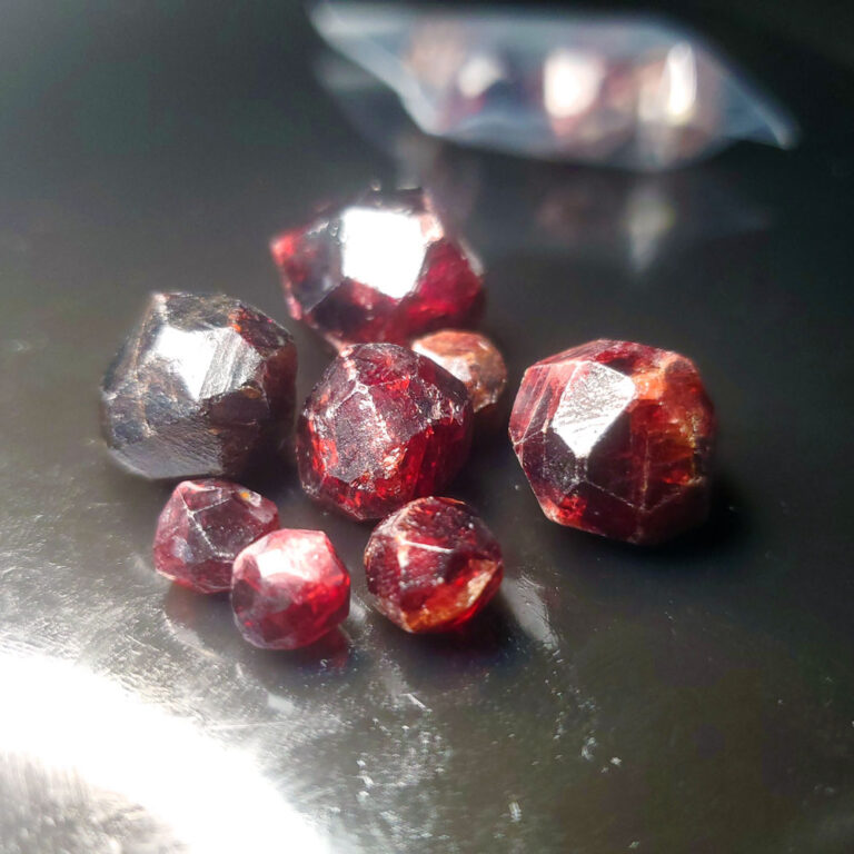 150 ct – Gem Quality – Facet Grade Garnets. – Dan Hurd Prospecting