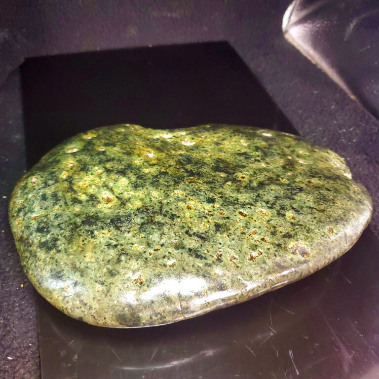 Jade slab P – Dan Hurd Prospecting